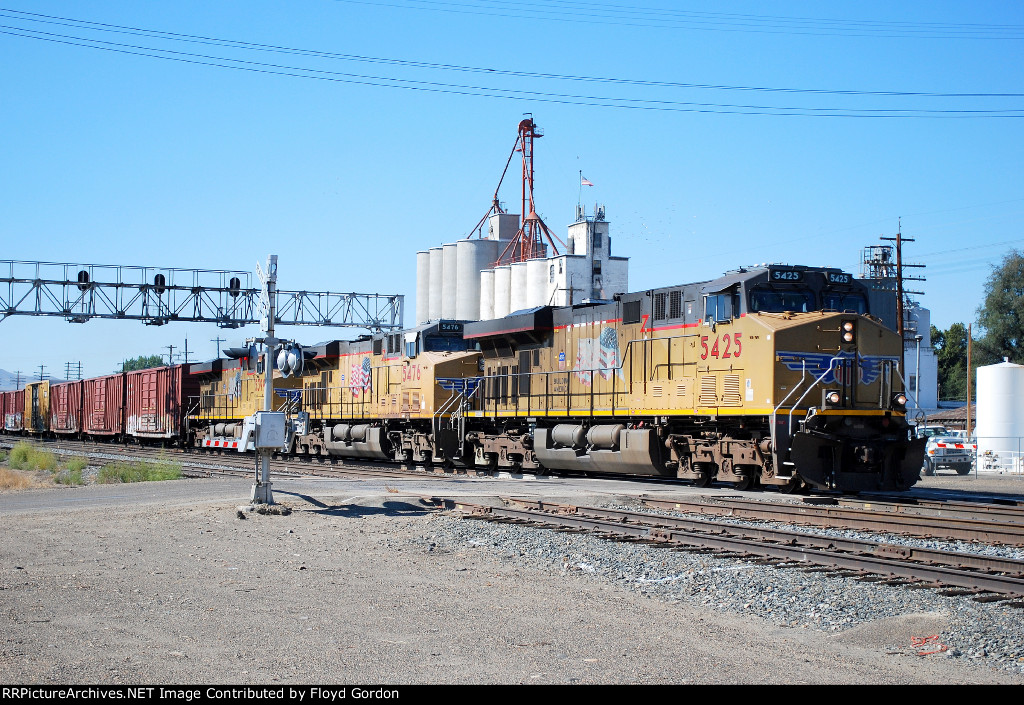 UP 5425 leads UP freight eastward